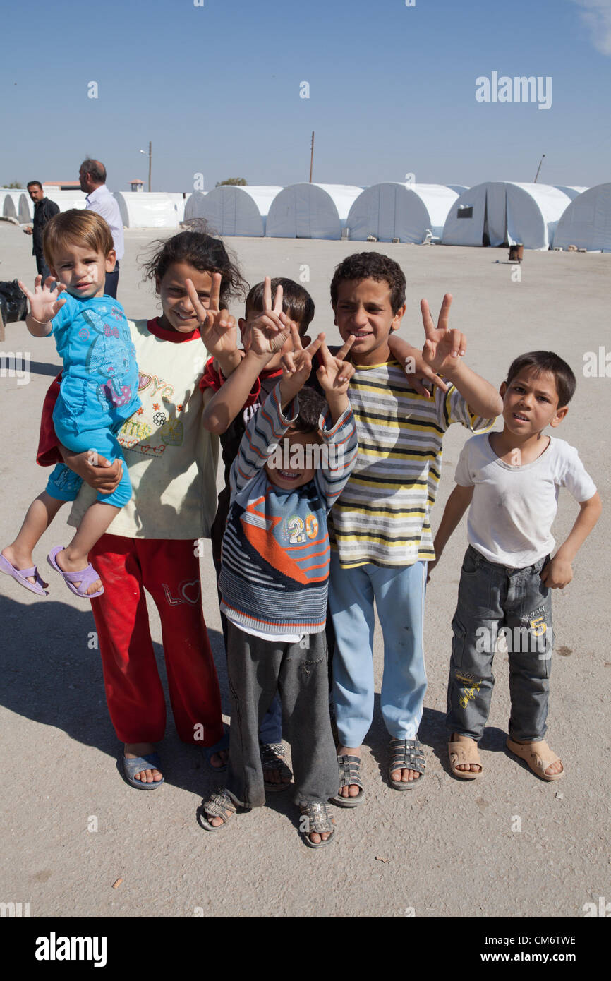 Happy children syria play hi-res stock photography and images - Alamy