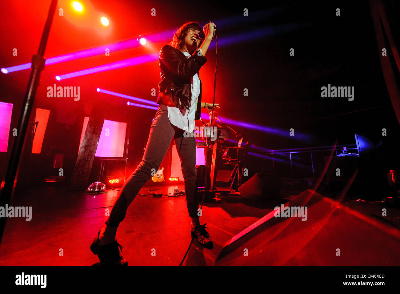 Singer songwrighter hi-res stock photography and images - Alamy