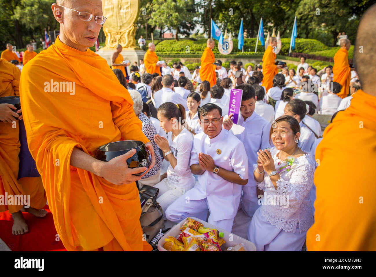 Oct. 20, 2012 - Bangkok, Thailand - Buddhist monks walk through a crowd ...