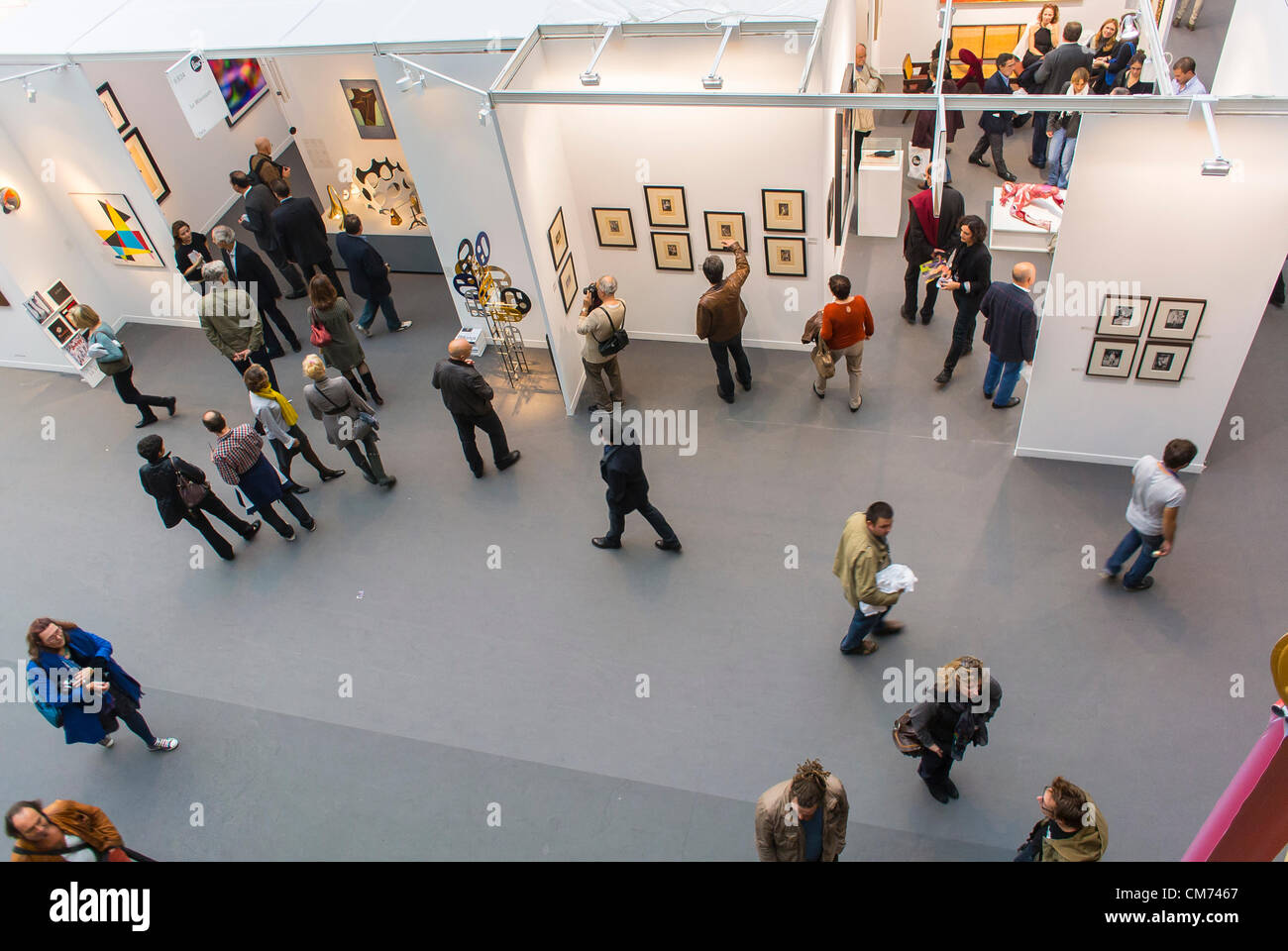 Art gallery crowd aerial hi-res stock photography and images - Alamy
