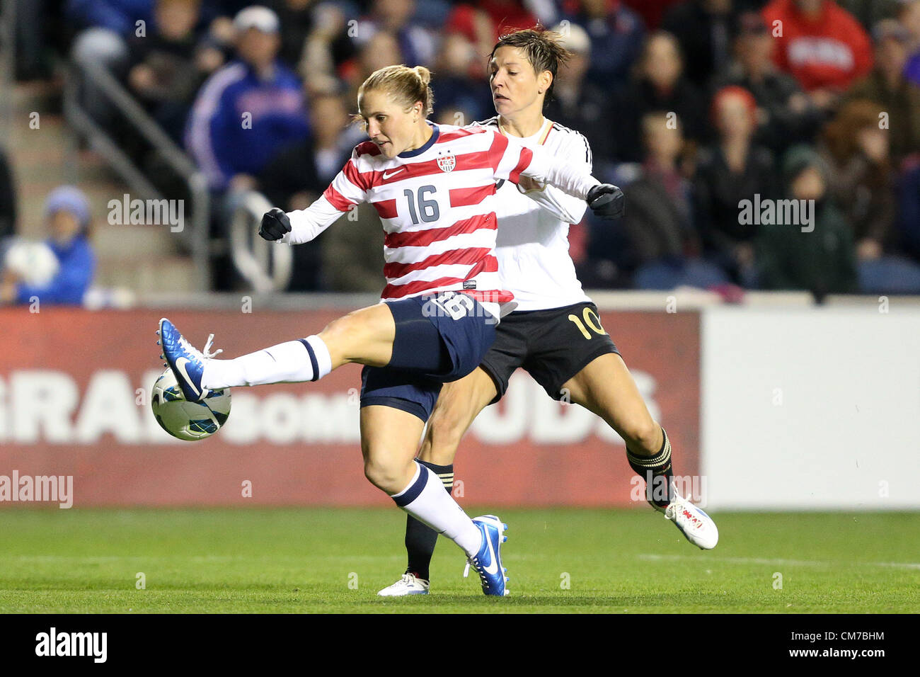 20.10.2012. Chicago, USA. Rachel Buehler (USA) (16) and Linda Brosonik ...