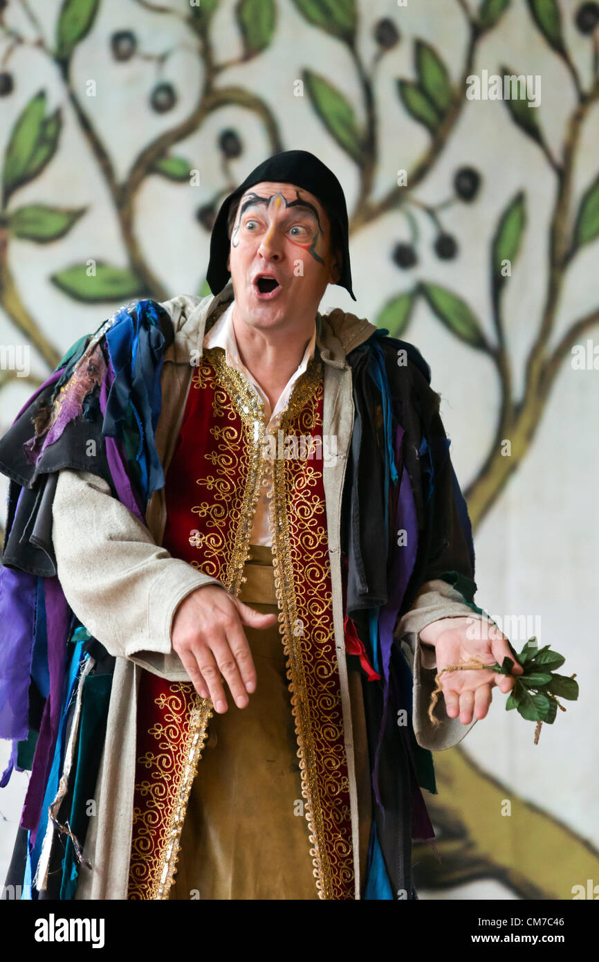 Actor in elizabethan costume hi-res stock photography and images - Alamy