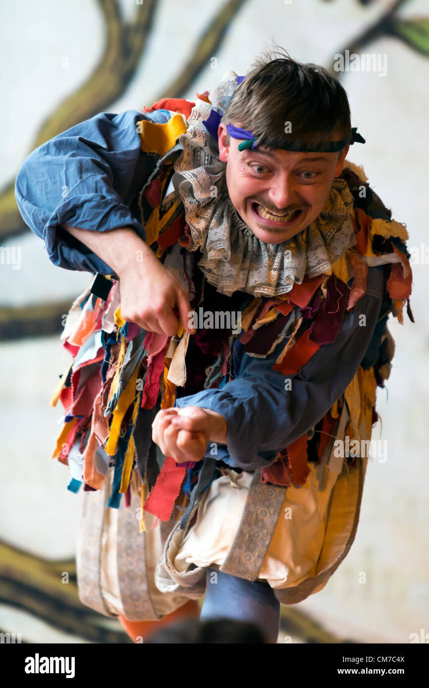 Actor in elizabethan costume hi-res stock photography and images - Alamy