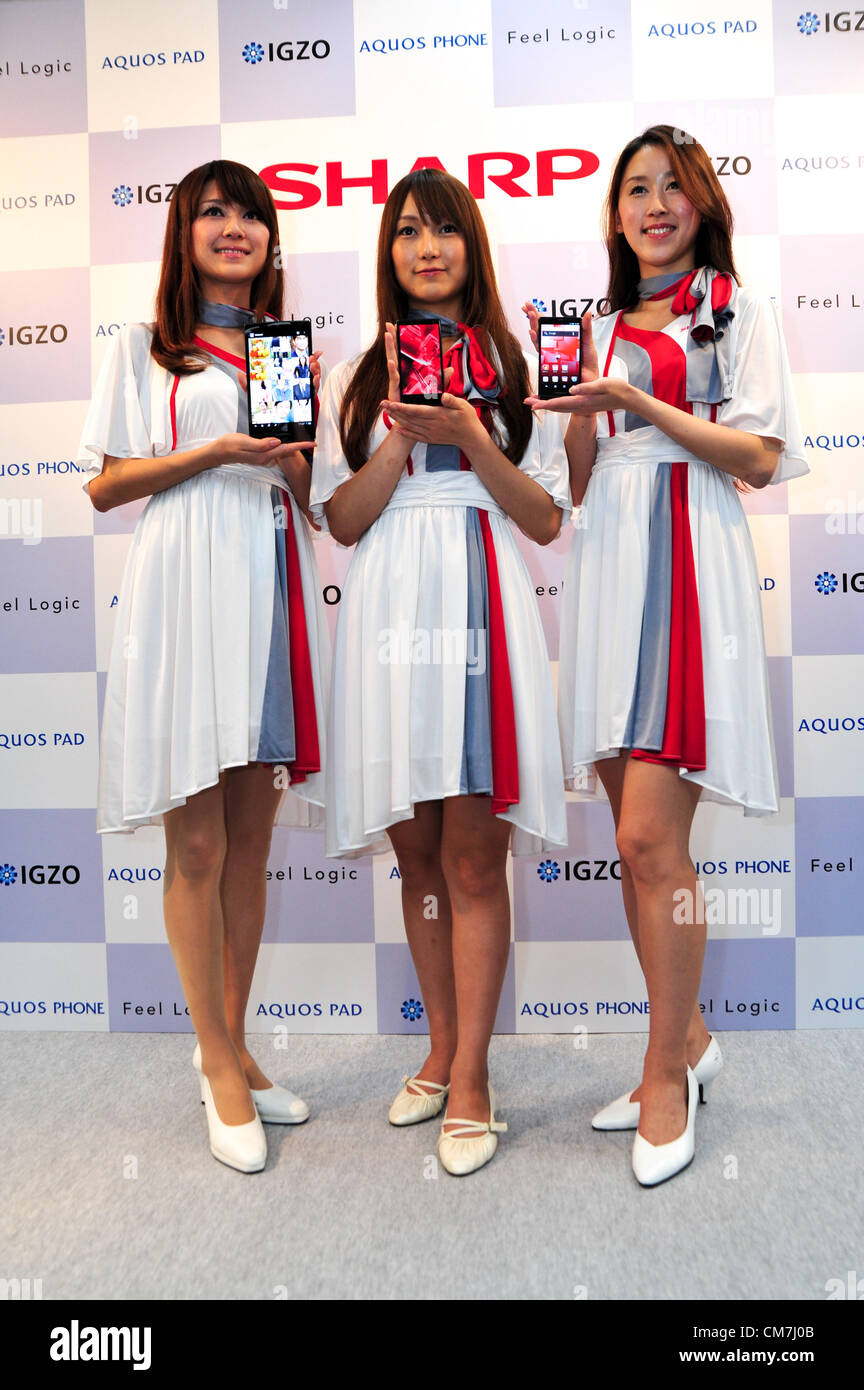 October 23, 2012, Tokyo, Japan - Models pose with new smart phones and ...