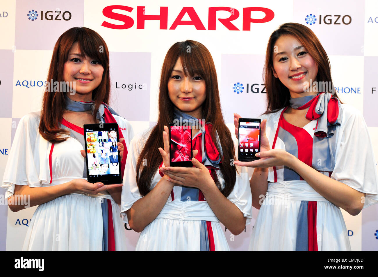 October 23, 2012, Tokyo, Japan - Models pose with new smart phones and ...