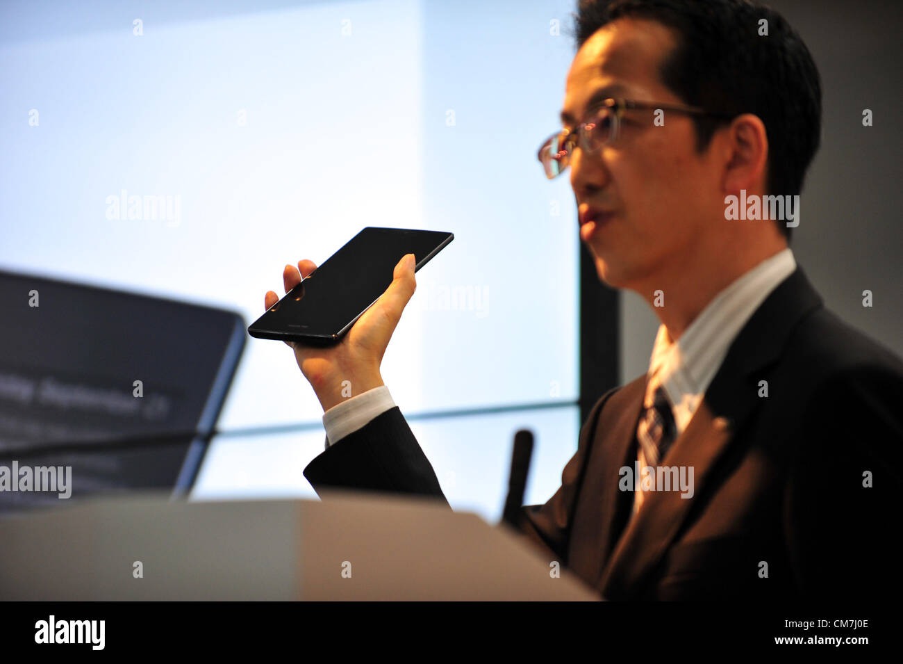 October 23, 2012, Tokyo, Japan - Gen Kawauchi appear at SHARP's press ...