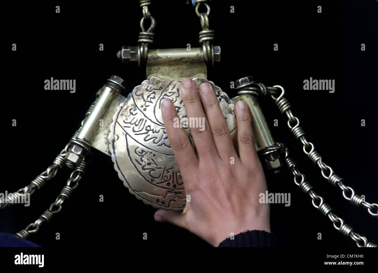 Oct. 23, 2012 - Kashmiri Muslim touch with holy chain inside the Shah-e ...
