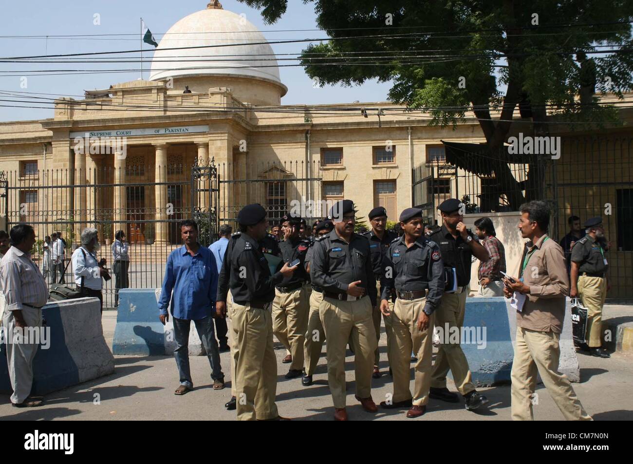 Police officials leave Supreme Court Karachi Registry after “Karachi ...