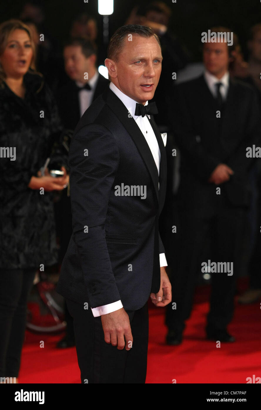 DANIEL CRAIG SKYFALL.THE ROYAL WORLD PREMIERE LONDON ENGLAND UK 23 ...