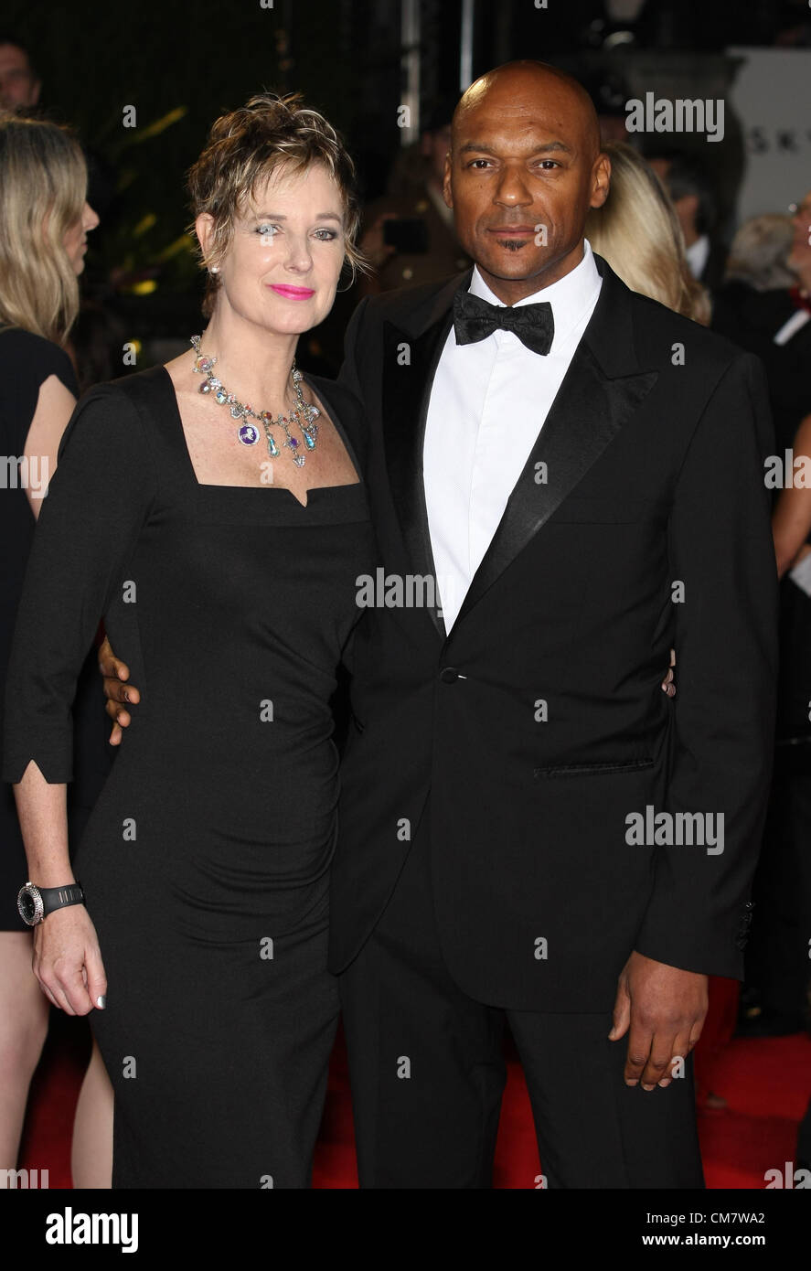 FIONA HAWTHORNE & COLIN SALMON SKYFALL.THE ROYAL WORLD PREMIERE LONDON ...