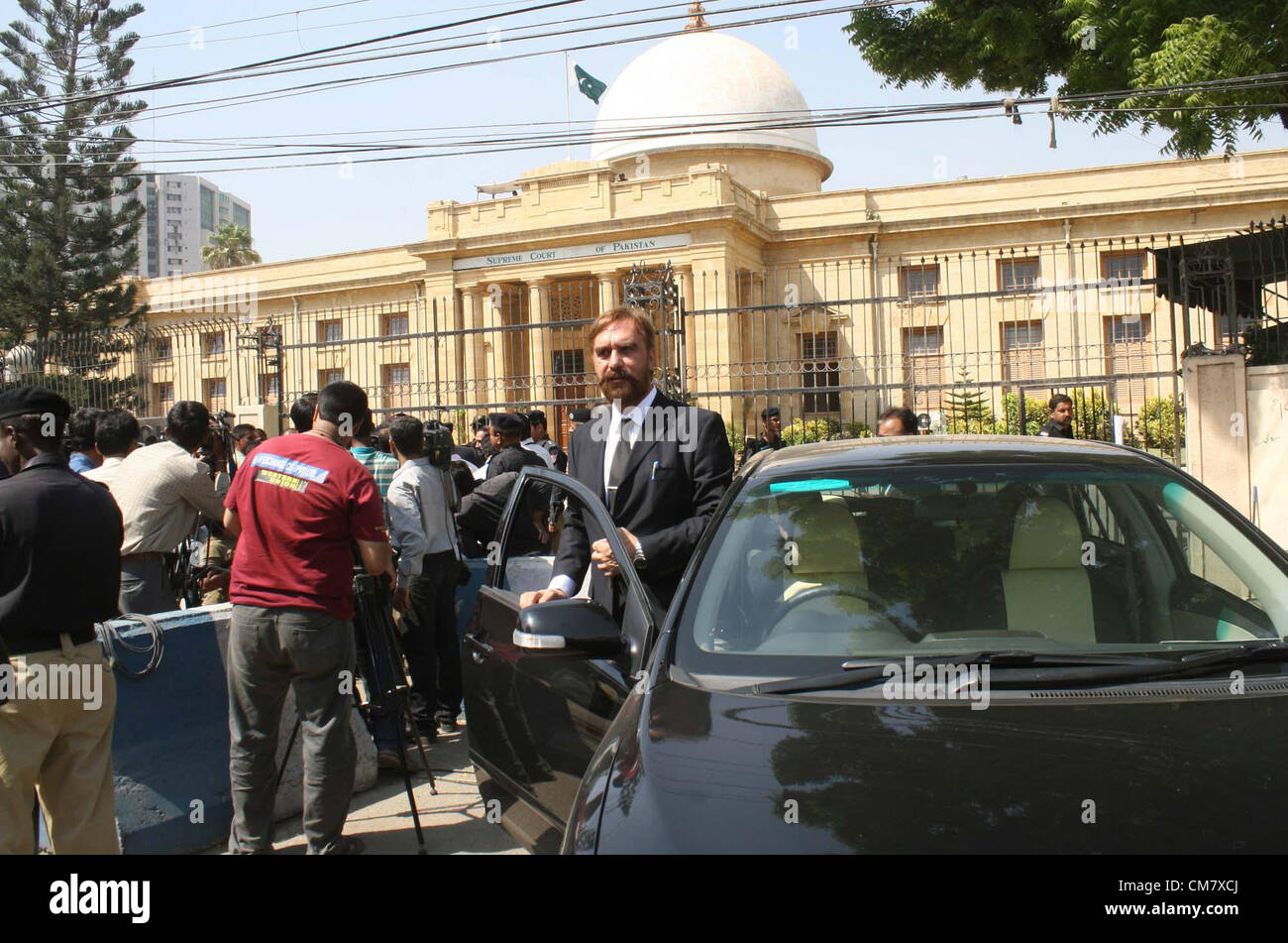 Leaves the court hi-res stock photography and images - Alamy