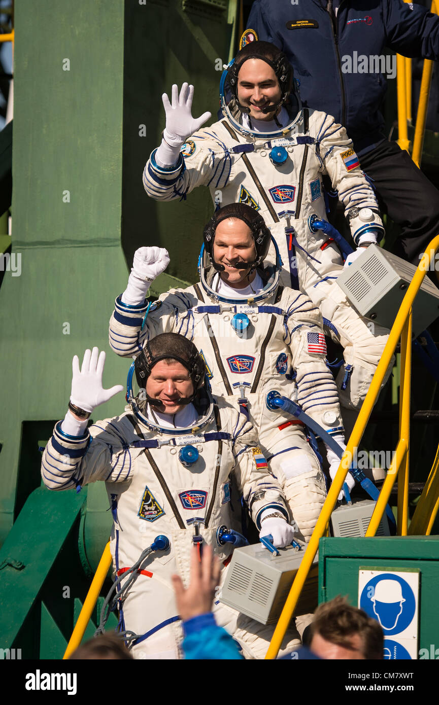 Crew wave boarding soyuz iss hi-res stock photography and images - Alamy