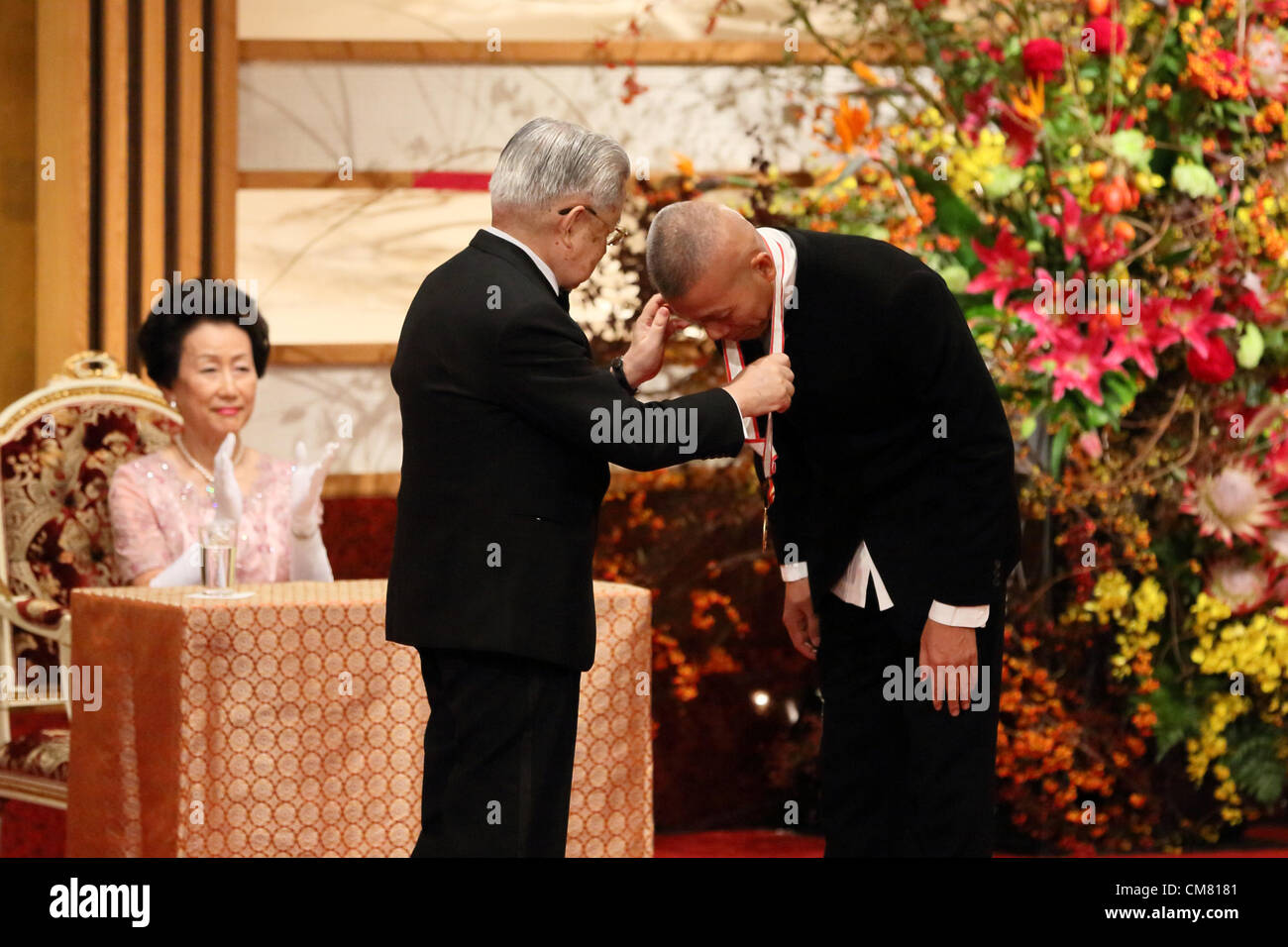 Prince Hitachi presents a gold medal to Chinese artist Cai Guo-Qiang ...