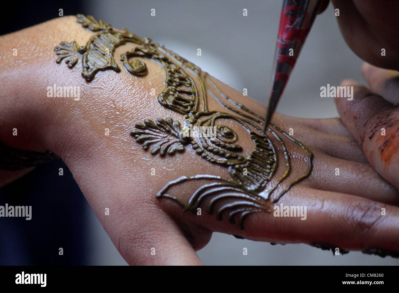 Oct. 25, 2012 - Srinagar, Kashmir - A Kashmiri Muslim has a Henna ...