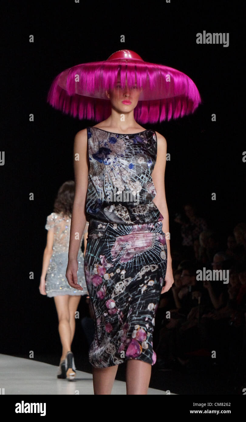 Giles deacon show hi-res stock photography and images - Alamy