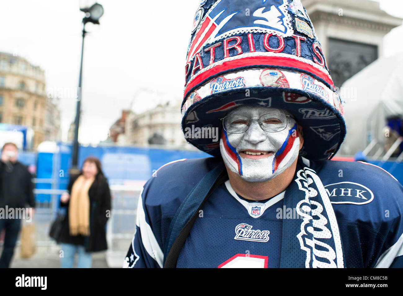 Nfl fans dressed up hi-res stock photography and images - Alamy
