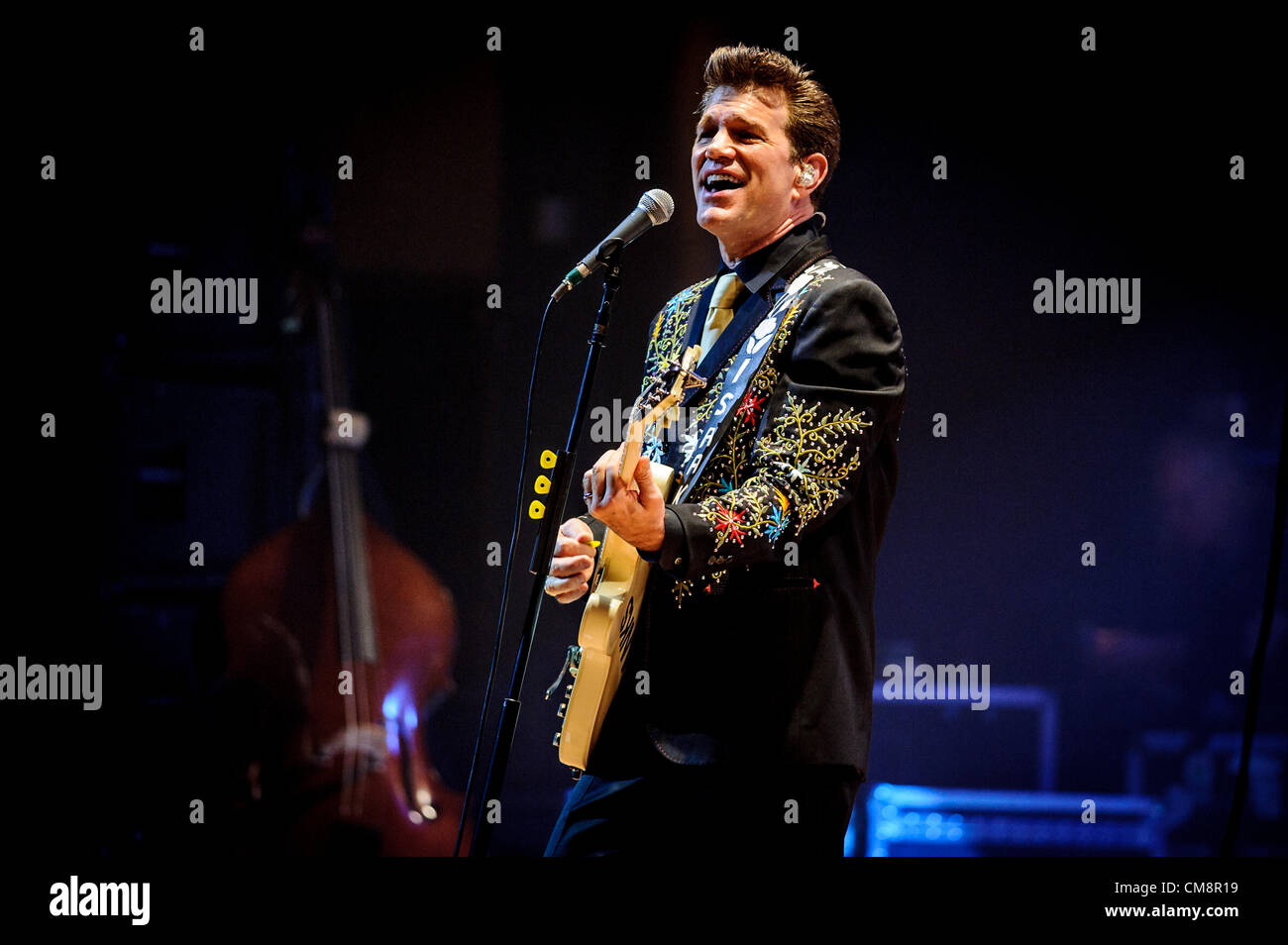 American singer chris isaak hi-res stock photography and images - Alamy