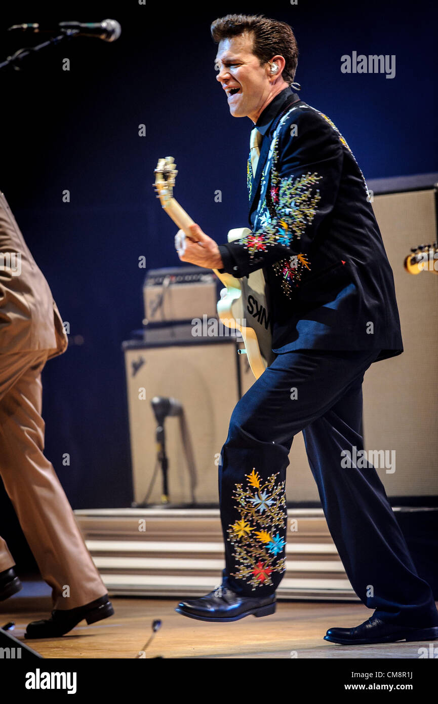American singer chris isaak hi-res stock photography and images - Alamy
