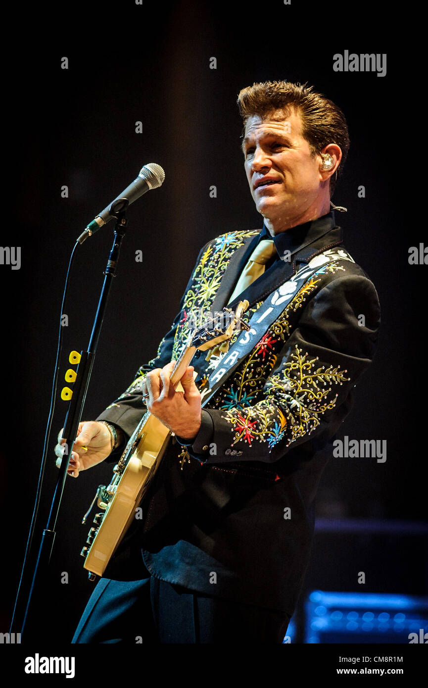 American singer chris isaak hi-res stock photography and images - Alamy