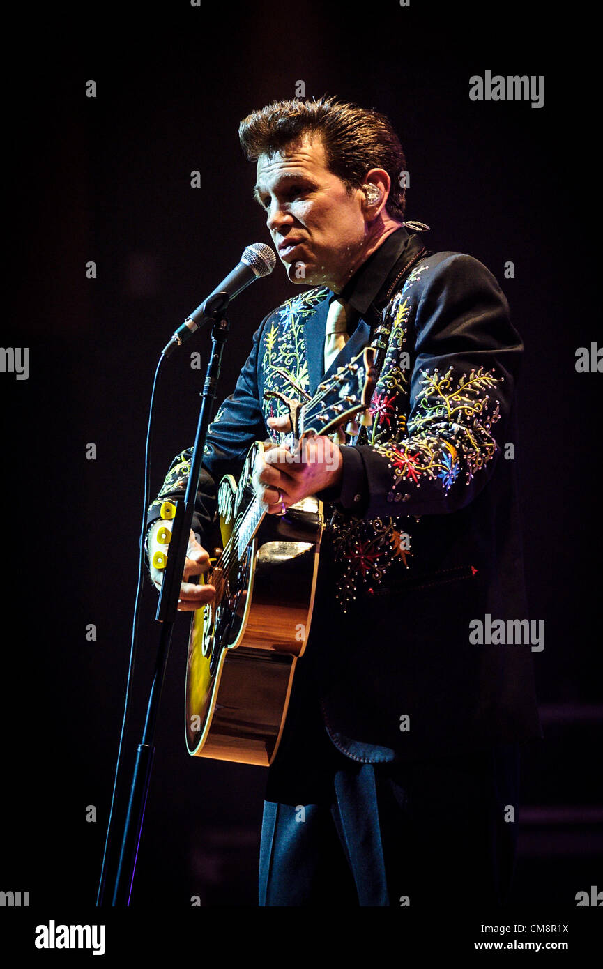 American singer chris isaak hi-res stock photography and images - Alamy