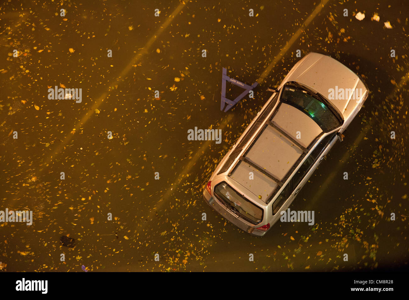 Car partially submerged hi-res stock photography and images - Alamy