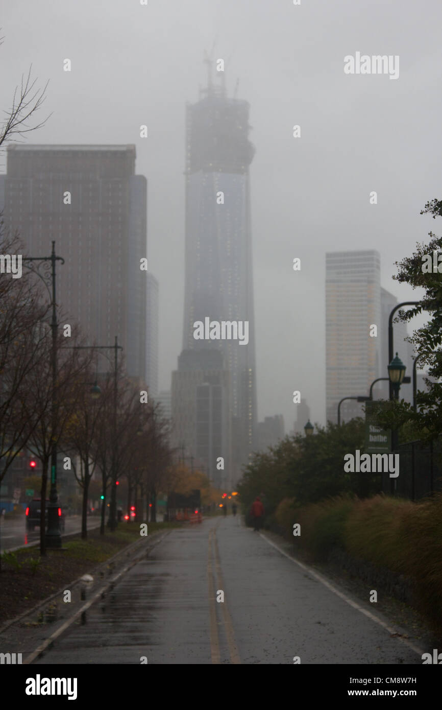 Rain drenched new york skyline hi-res stock photography and images - Alamy