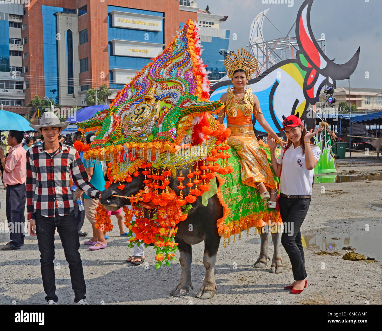 The winning water buffalo in the beauty contest poses with handlers in ...