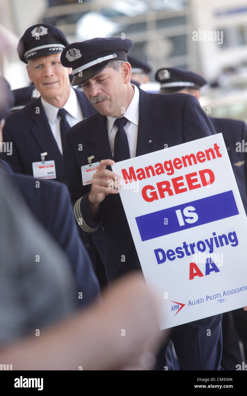 Oct. 31, 2012 - Dallas, Texas, U.S. - Pilots for American Airlines walk ...