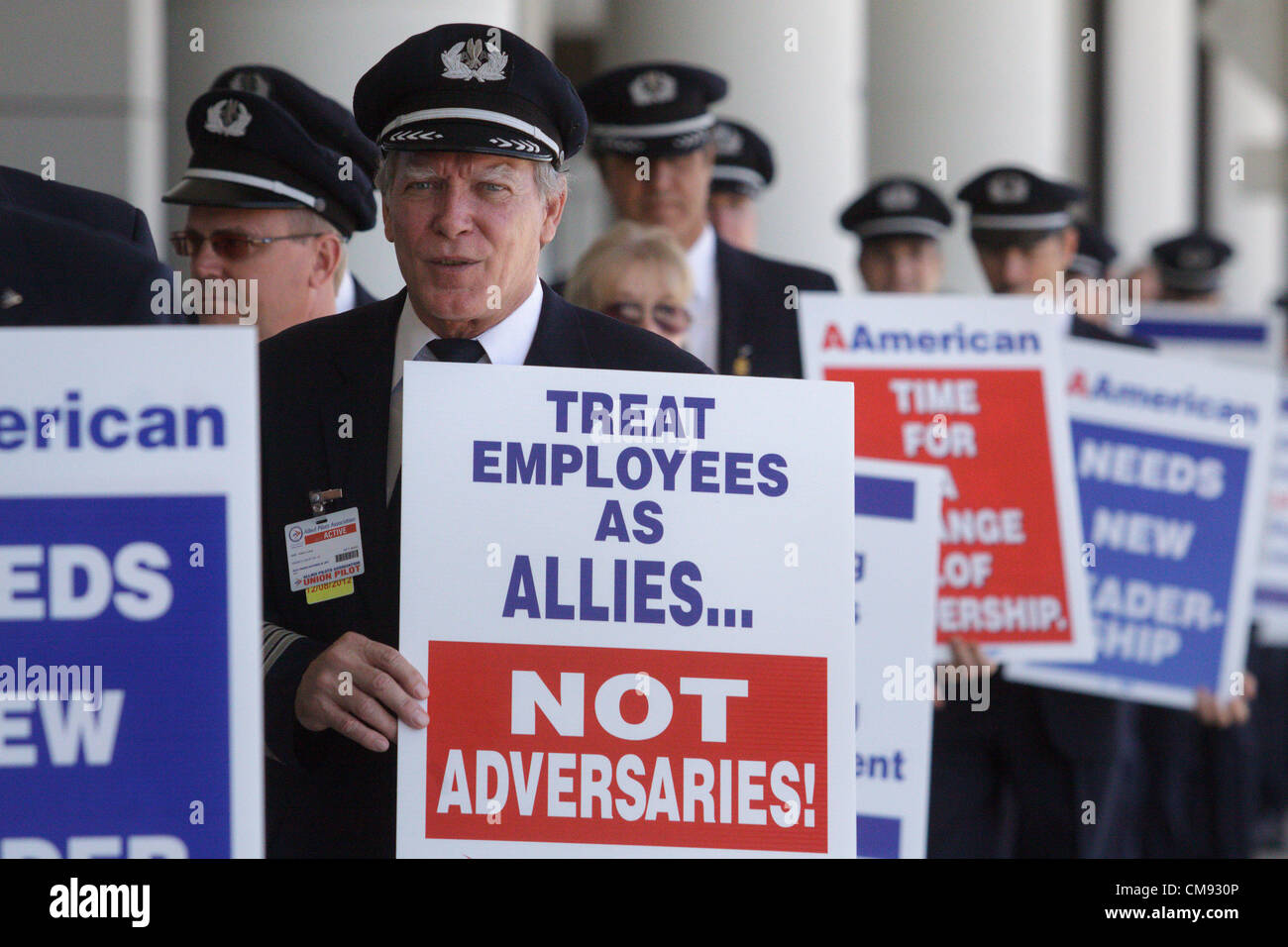 Oct. 31, 2012 - Dallas, Texas, U.S. - Pilots for American Airlines walk ...