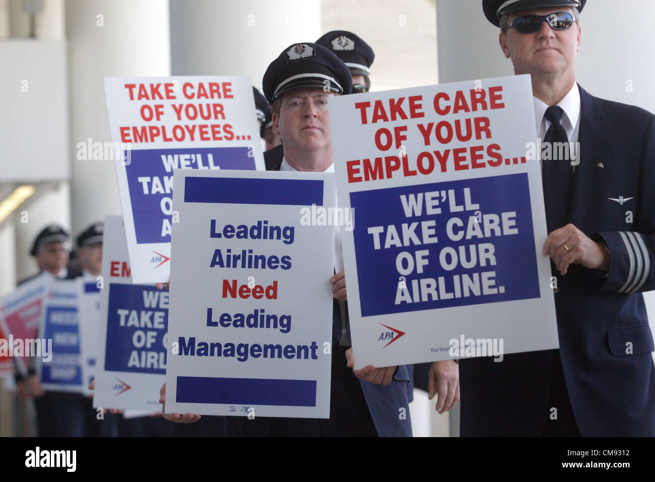 Oct. 31, 2012 - Dallas, Texas, U.S. - Pilots for American Airlines walk ...