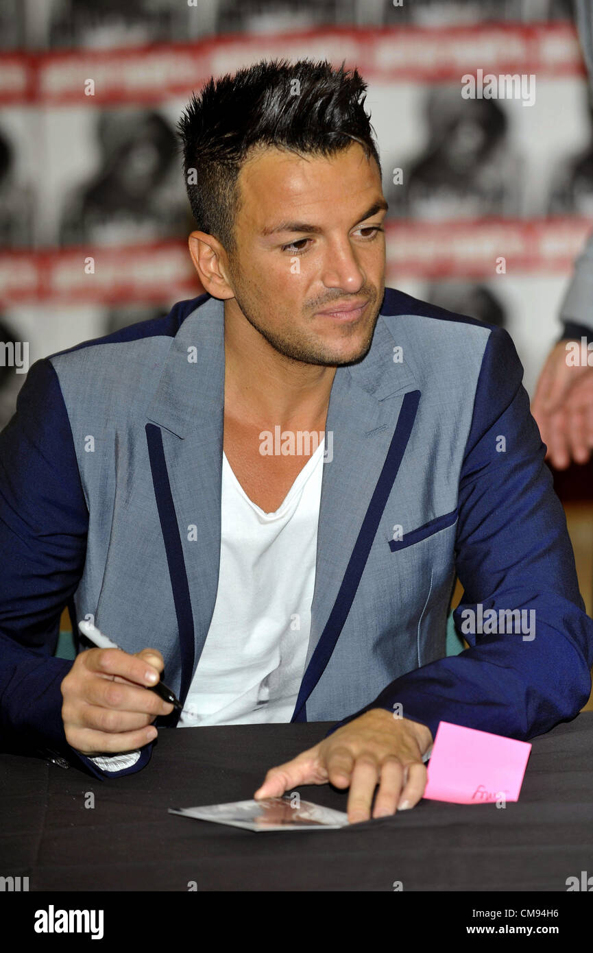 Milton Keynes, UK - Peter Andre meets fans and signs copies of his new ...