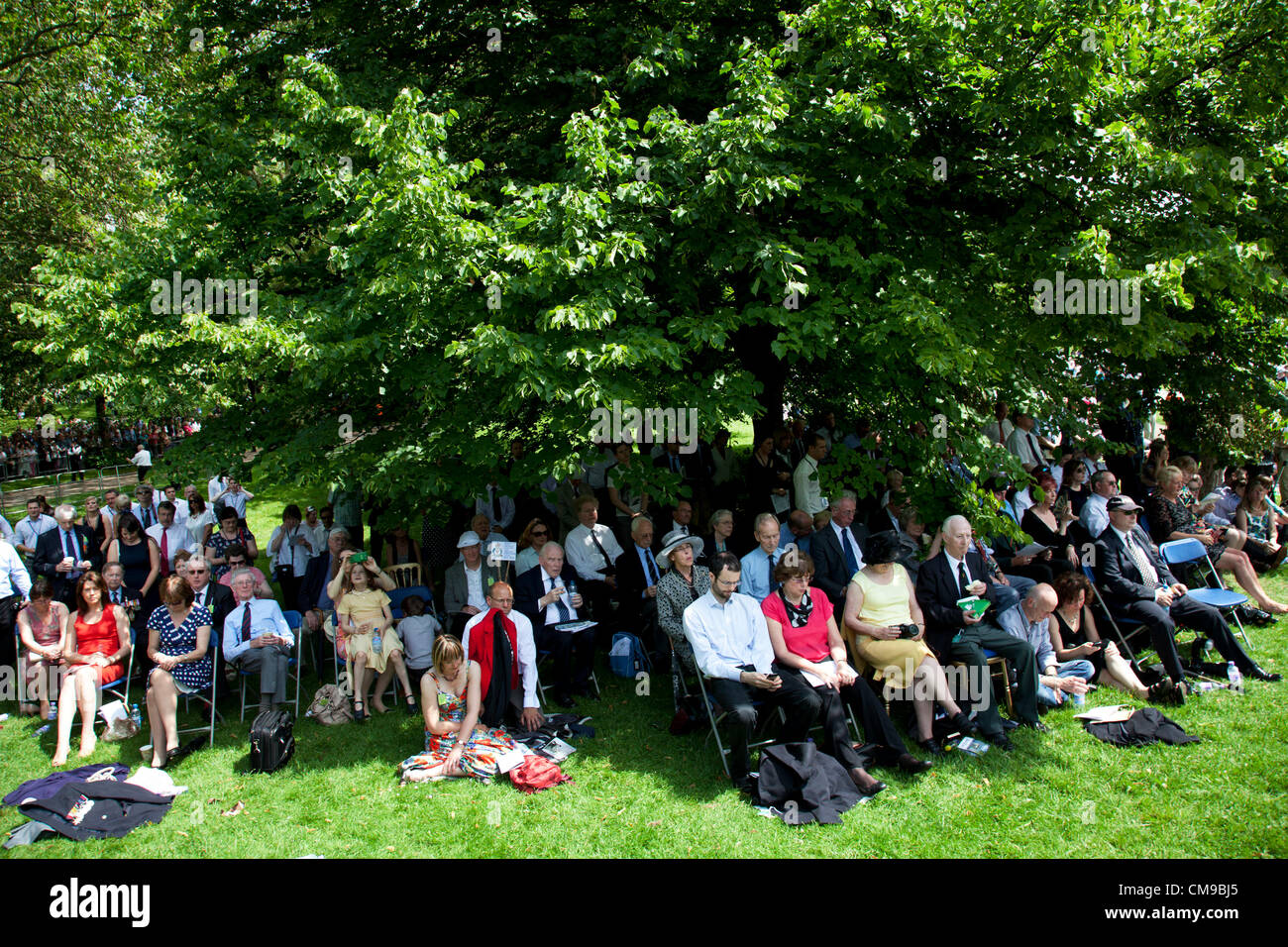 Two people under shade tree hi-res stock photography and images - Alamy