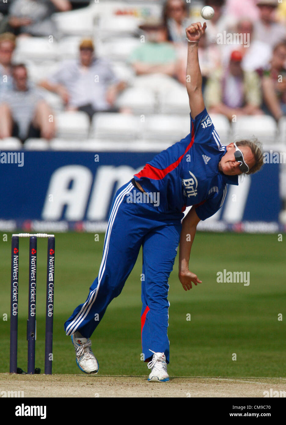 Women cricket bowling hi-res stock photography and images - Alamy