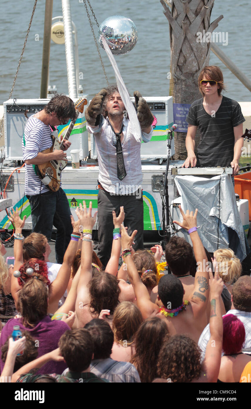 Lead singer of flaming lips hi-res stock photography and images - Alamy