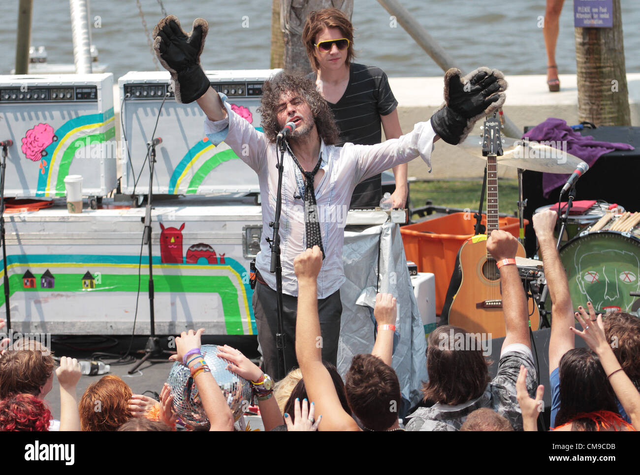 Lead singer of the flaming lips hi-res stock photography and images - Alamy