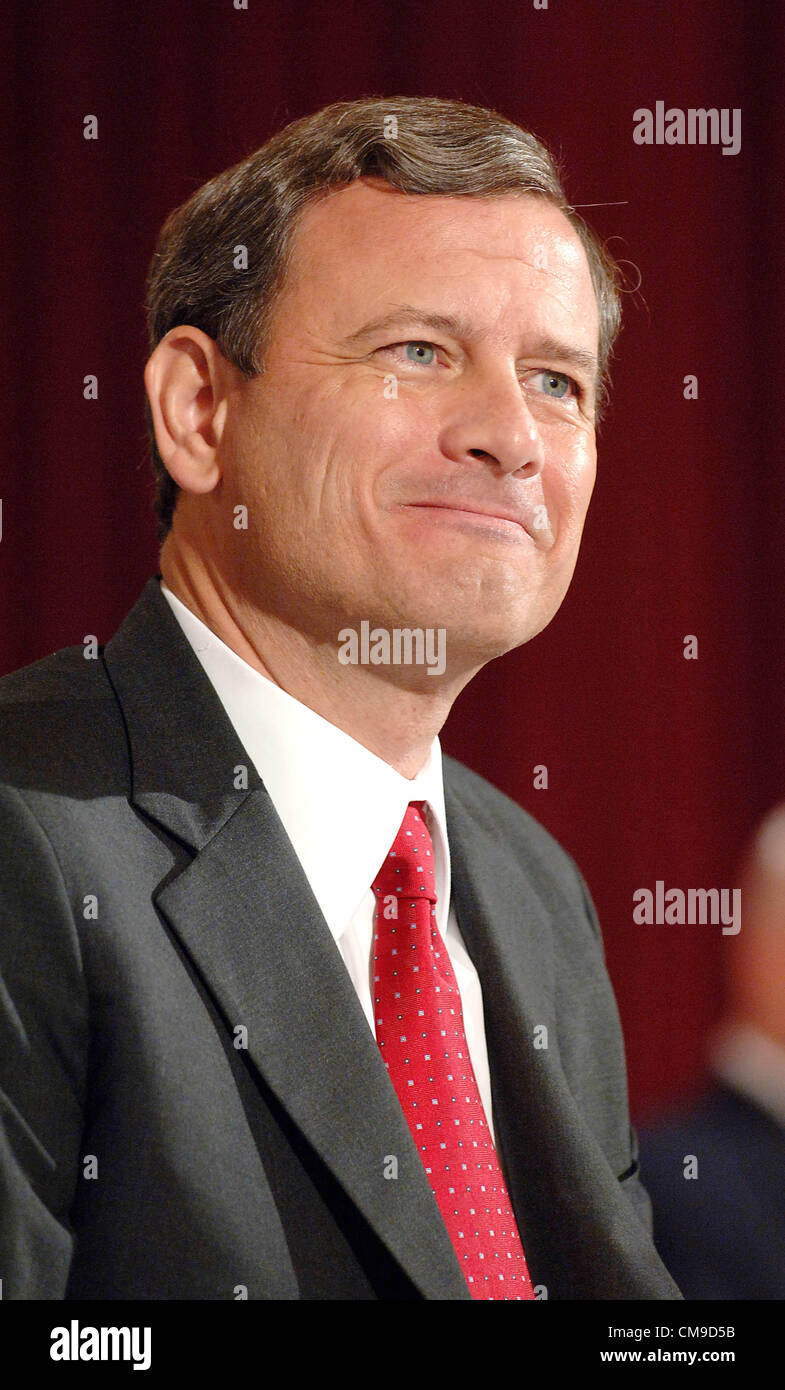 John roberts supreme court 2005 hi-res stock photography and images - Alamy