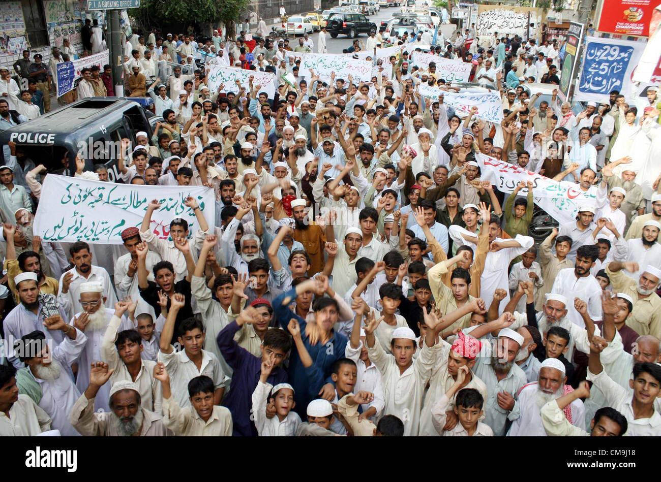 Residents of Qasba Colony chant slogans against shortage of dirking ...