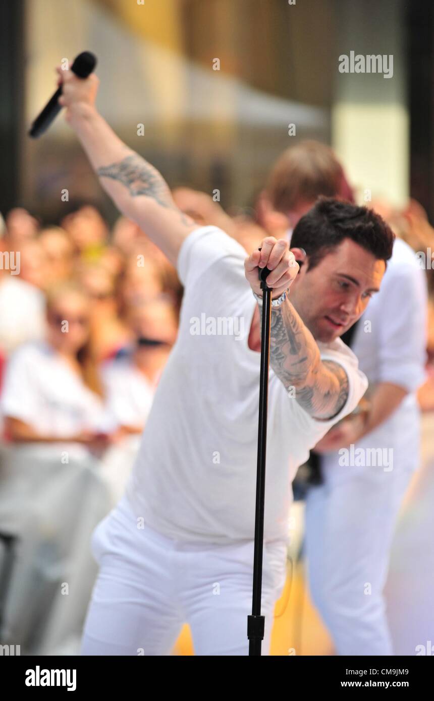 Adam levine on stage nbc hi-res stock photography and images - Alamy