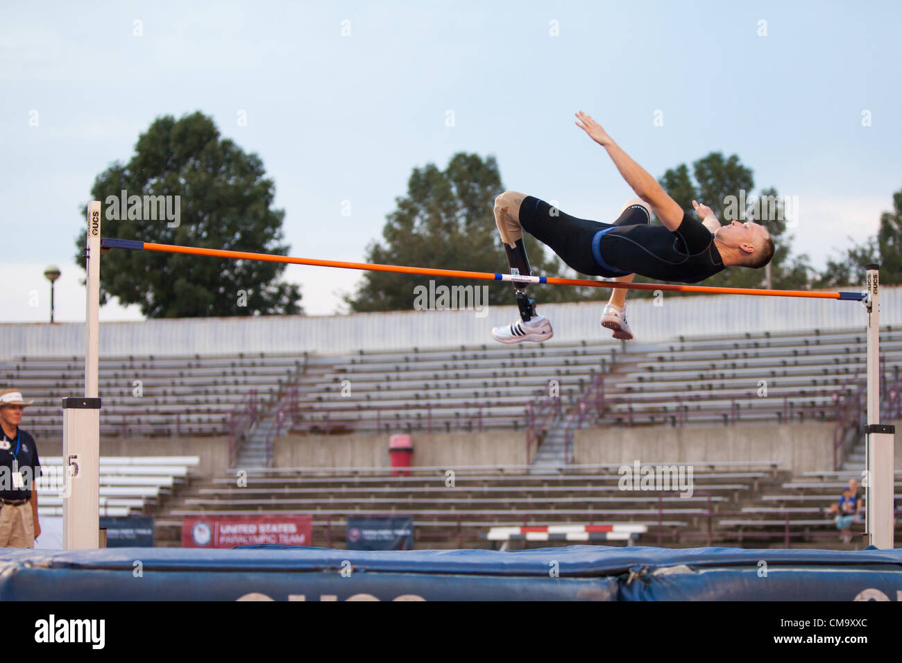 Single leg amputee hi-res stock photography and images - Alamy