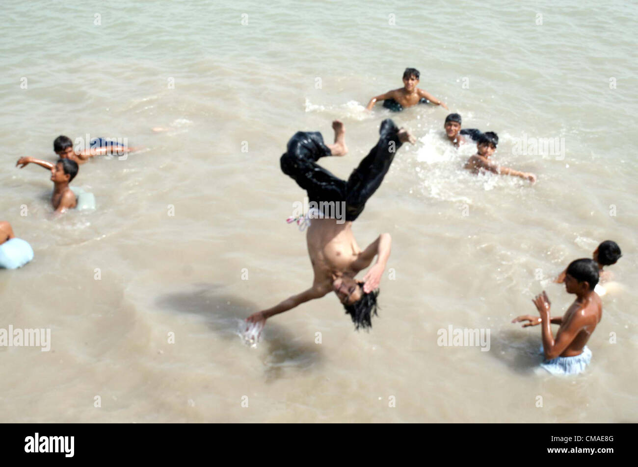 Children take bath to beat the heat at Arabian Sea under Netty Jetty ...