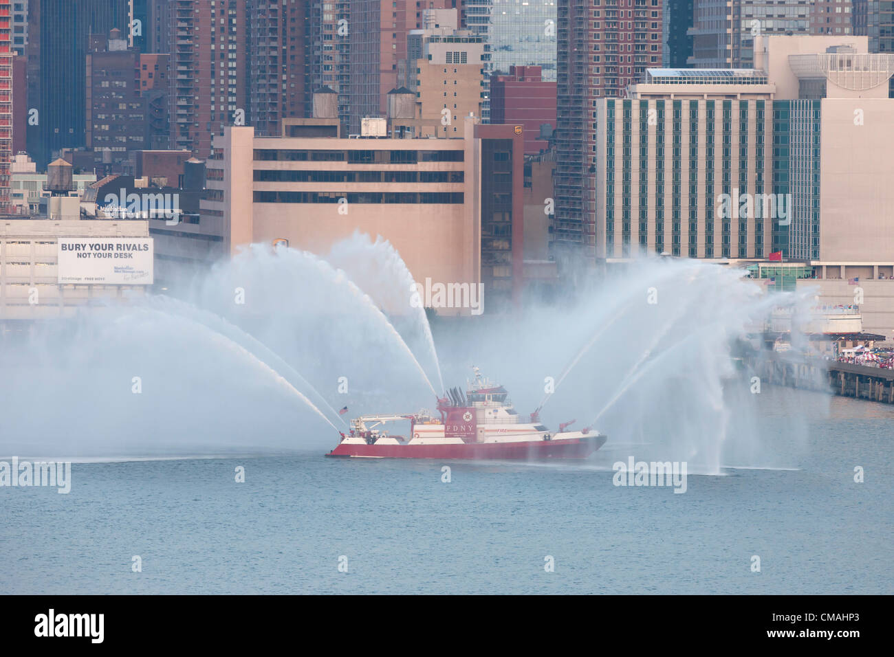 Fdny 343 fireboat hi-res stock photography and images - Alamy