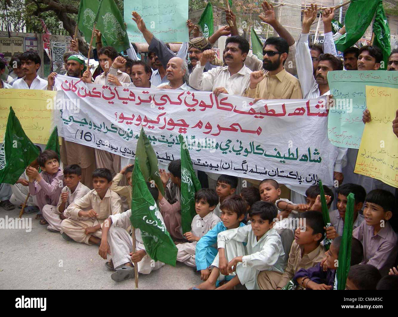 Activists of Muslim League-N chant slogans in favor of their demands ...