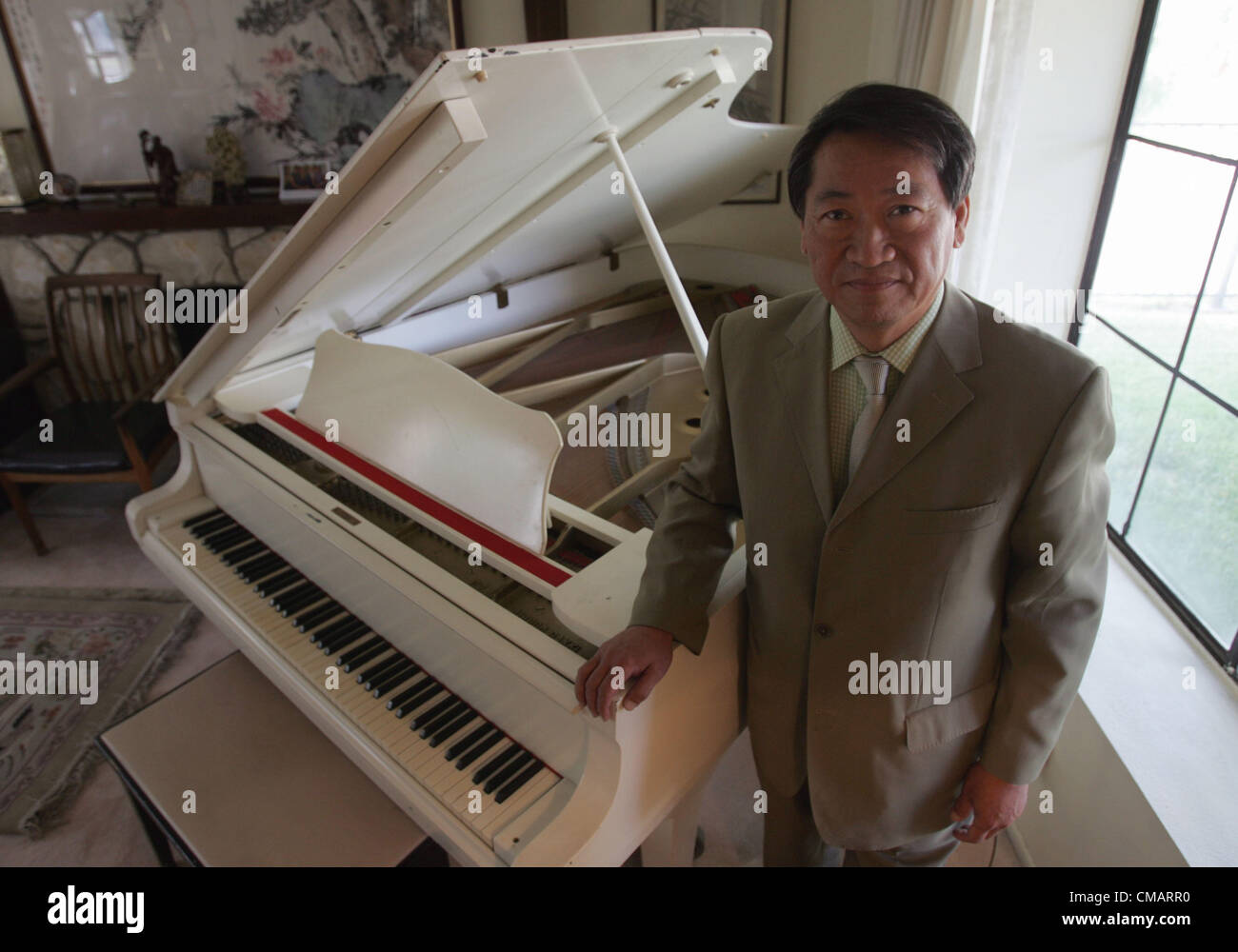 Elvis at piano hi-res stock photography and images - Alamy