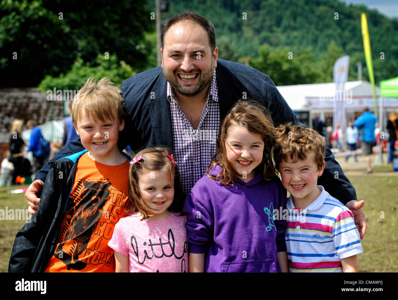 Go compare singer hi-res stock photography and images - Alamy