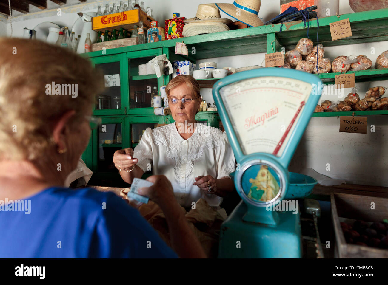 Grocery shopping 1950s hi-res stock photography and images - Alamy