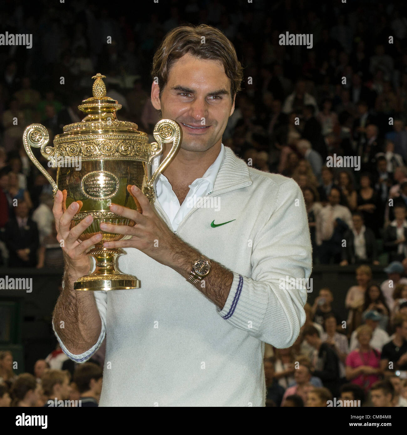 Roger federer wimbledon trophy hi-res stock photography and images - Alamy