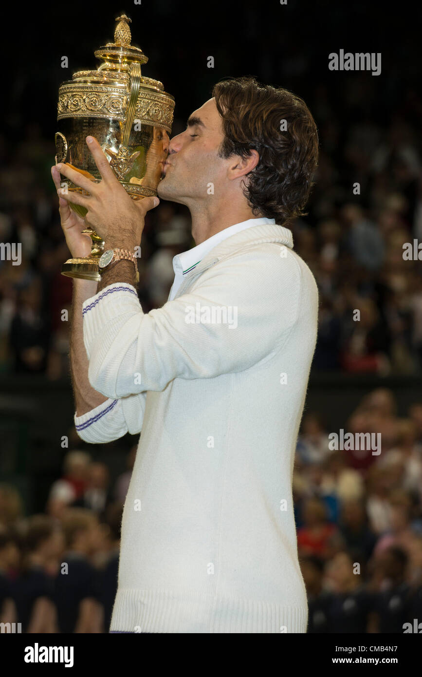 Andy murray wimbledon trophy hi-res stock photography and images - Alamy
