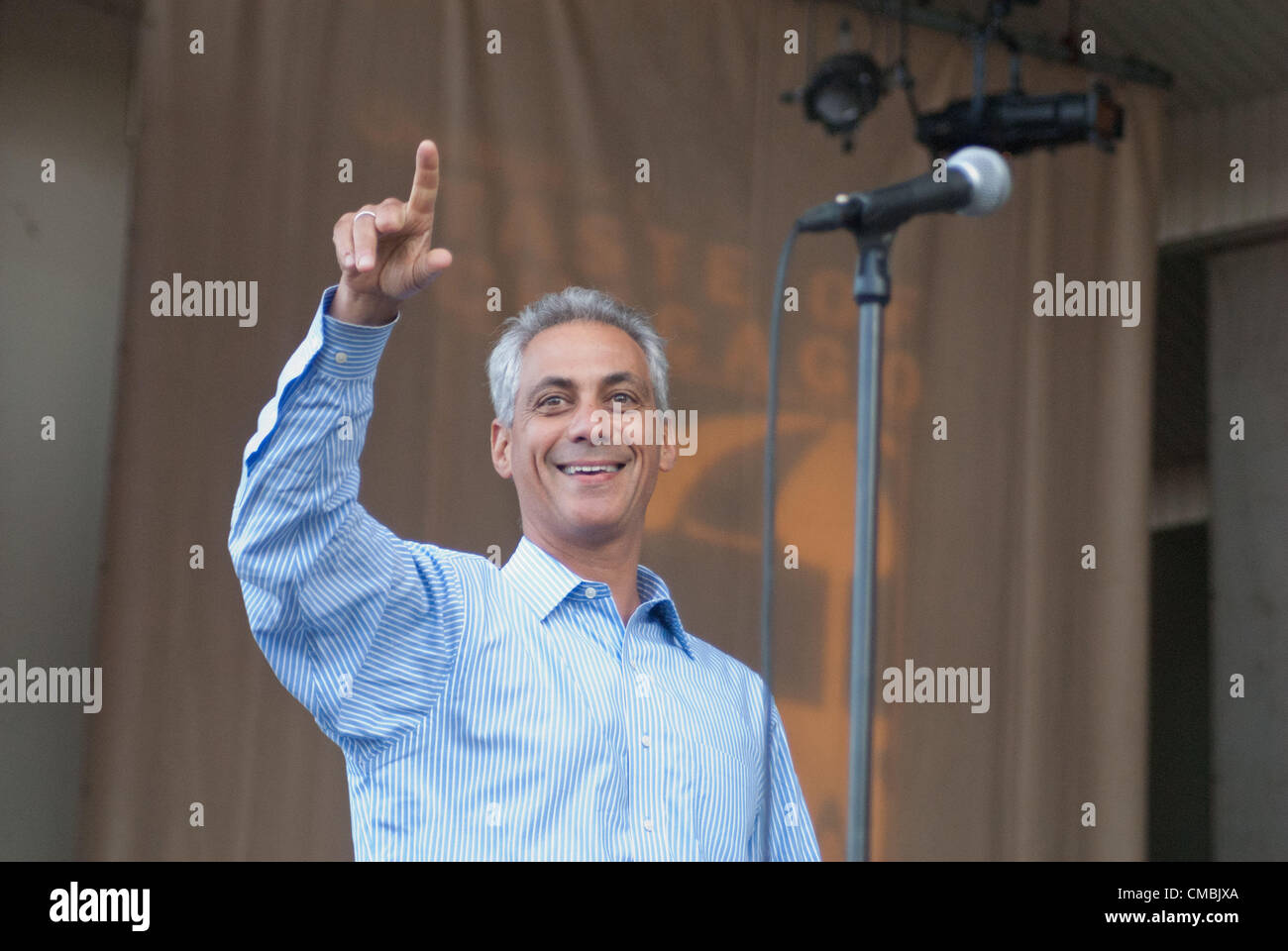 Chicago Mayor Rahm Emanuel introduces jennifer Hudson on the first day ...