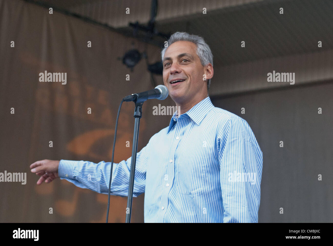 Chicago Mayor Rahm Emanuel introduces jennifer Hudson on the first day ...