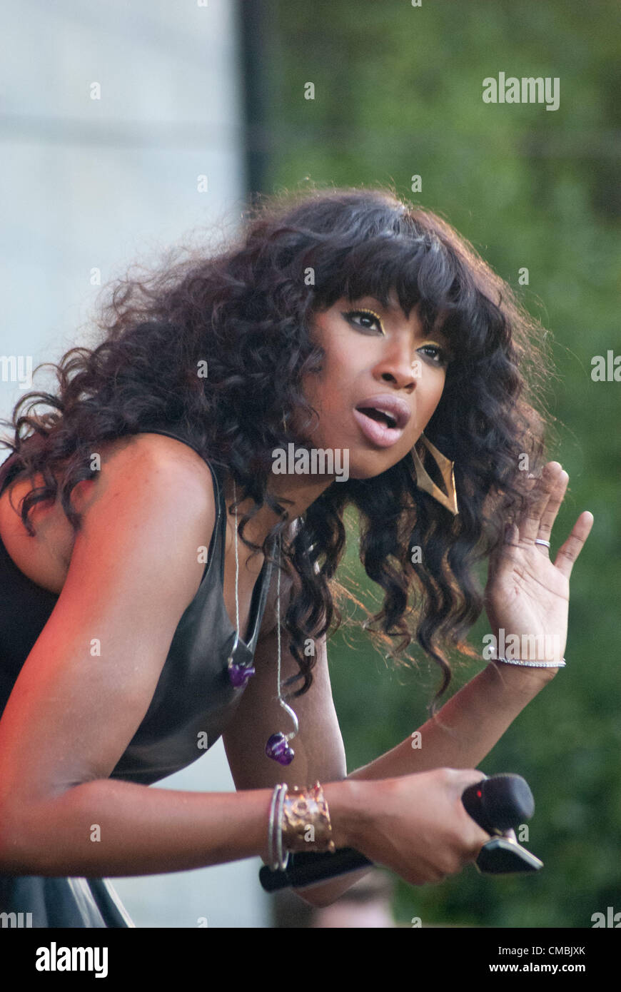 Academy-award winner and super star Jennifer Hudson sings at the ...